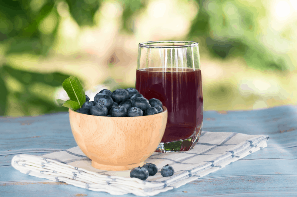 Sucul de aronia - cat trebuie sa bei pe zi - Mens.ro